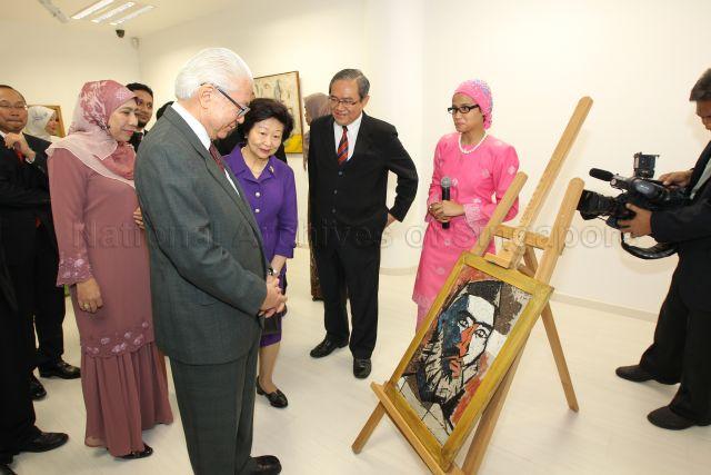 President Tony Tan and his wife Mrs Mary Tan looking at an