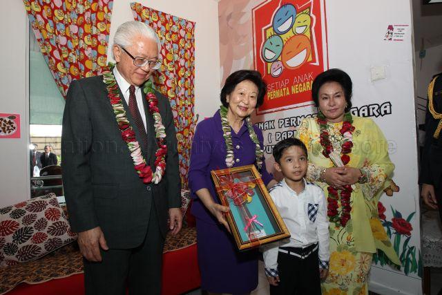 President Tony Tan and his wife Mary Tan, posing for a photo