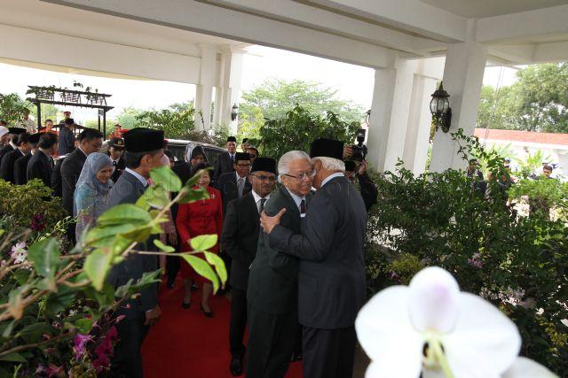 President Tony Tan being greeted by Malacca Governor Tun Dr