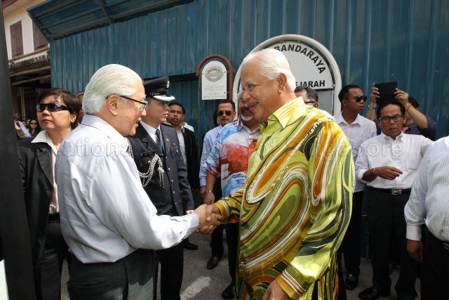 Malacca Governor Tun Dr Mohd Khalil Yaakob greeting
