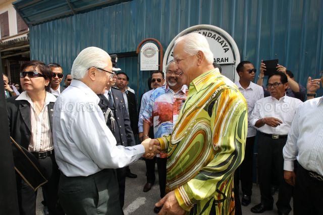 Malacca Governor Tun Dr Mohd Khalil Yaakob greeting