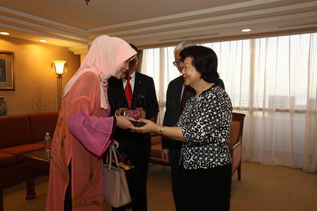 Mrs Mary Tan, wife of President Tony Tan presenting a gift