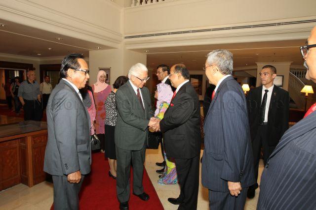 President Tony Tan and his wife Mrs Mary Tan shaking hands