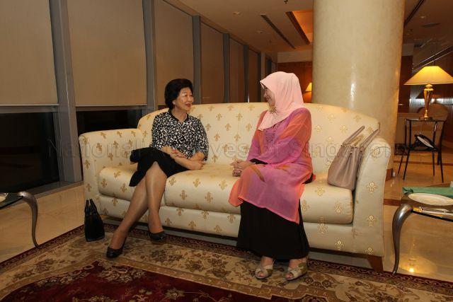 Mrs Mary Tan, wife of President Tony Tan conversing with Kay