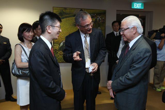 President Tony Tan conversing with (3rd from left) Prof Li