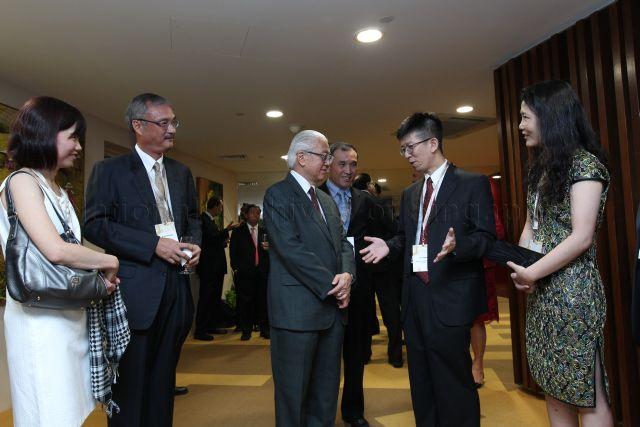 President Tony Tan conversing with (from right) Dr Su Jian,