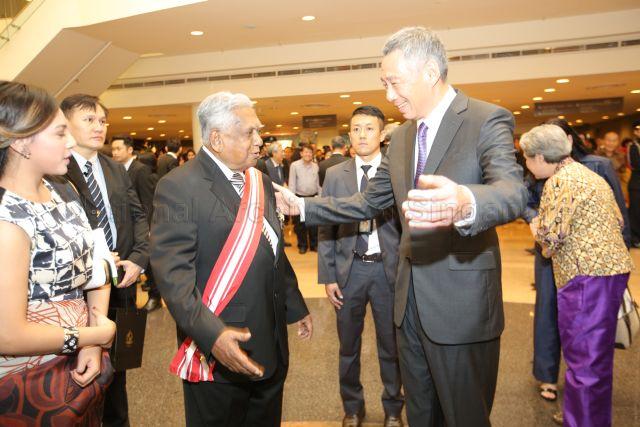 Prime Minister Lee Hsien Loong bidding goodbye to recipient
