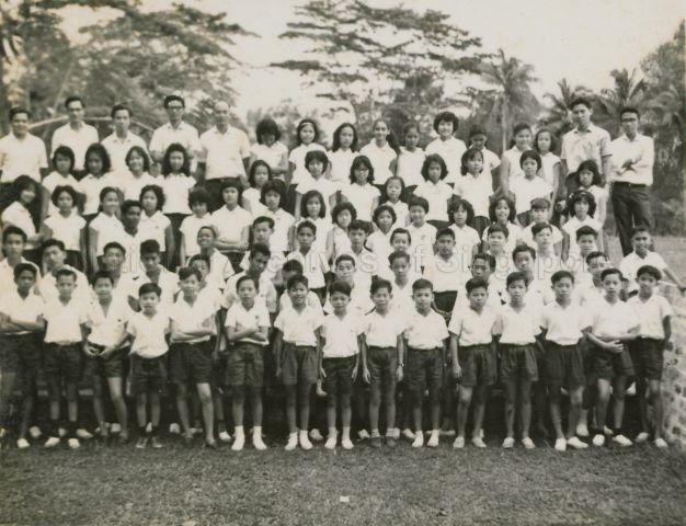 Students and teachers of Tampines Primary School posing for