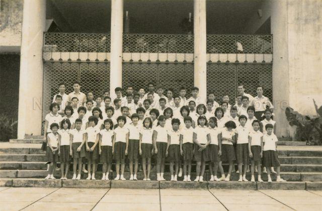 Students and teachers of Tampines Primary School posing for