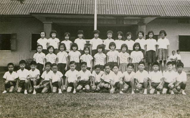 Class photograph of Tampines Primary School