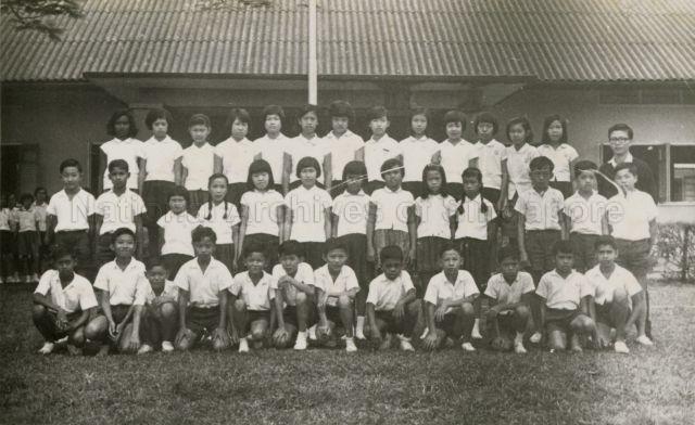 Class photograph of Tampines Primary School