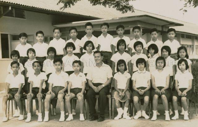 Class photograph of Tampines Primary School