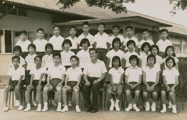 Class photograph of Tampines Primary School