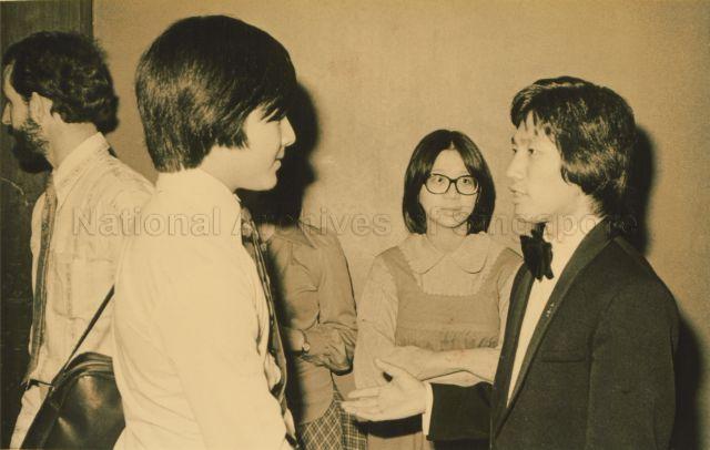 Lee Pan Hon (right) speaking to Un En Lai (student of Goh