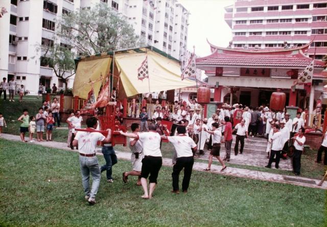 Palanquin arriving at 201 Lor 6 Toa Payoh temple.