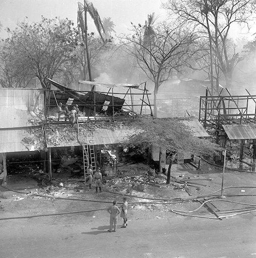 FIRE AT KAMPONG SIGLAP - FIREMEN AT WORK