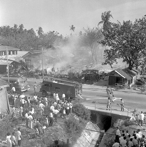 FIRE IN KAMPONG SIGLAP - FIRE ENGINE, FIREMEN AND ONLOOKERS