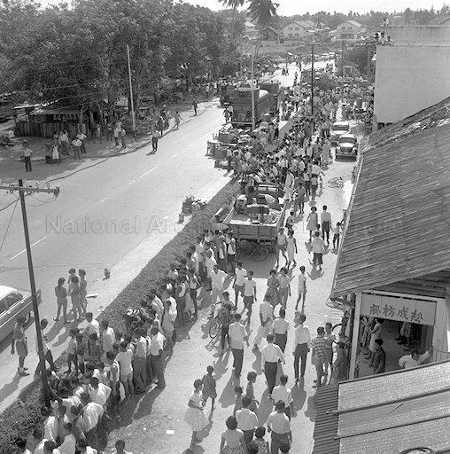 FIRE AT KAMPONG SIGLAP - ONLOOKERS AND VICTIMS GATHERING