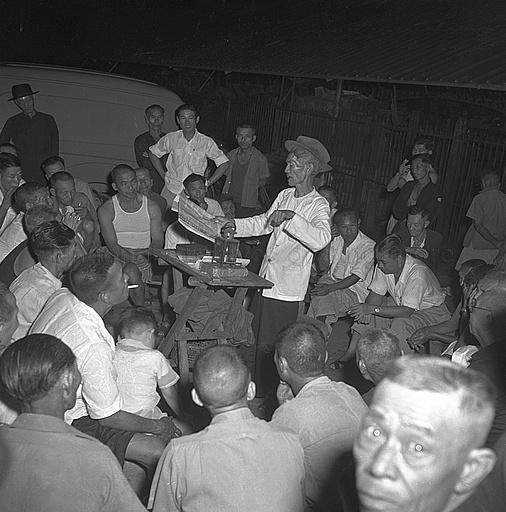 SINGAPORE NIGHT SCENE - A CHINESE STORYTELLER