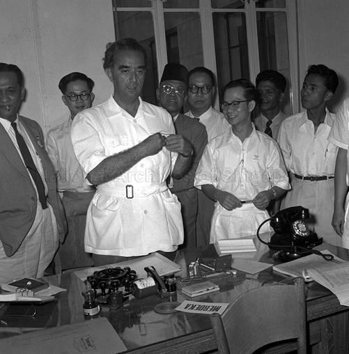 ONG ENG GUAN, DAVID MARSHALL AND DR TOH CHIN CHYE WITH OTHER