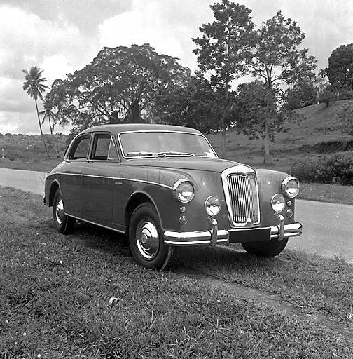 [H-NSOY] THE NEW RILEY 2.6 LITRE CAR. THE SUPERB SUSPENSION