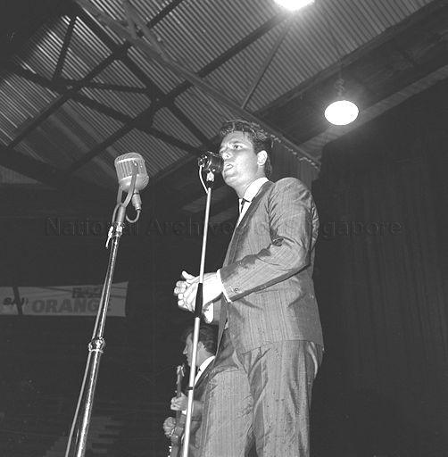 [EIGHT THOUSAND FANS GAVE ENGLISH ROCK-N-ROLL IDOL CLIFF