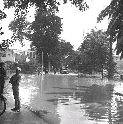 Floods at Cluny Road towards Bukit Timah Road.