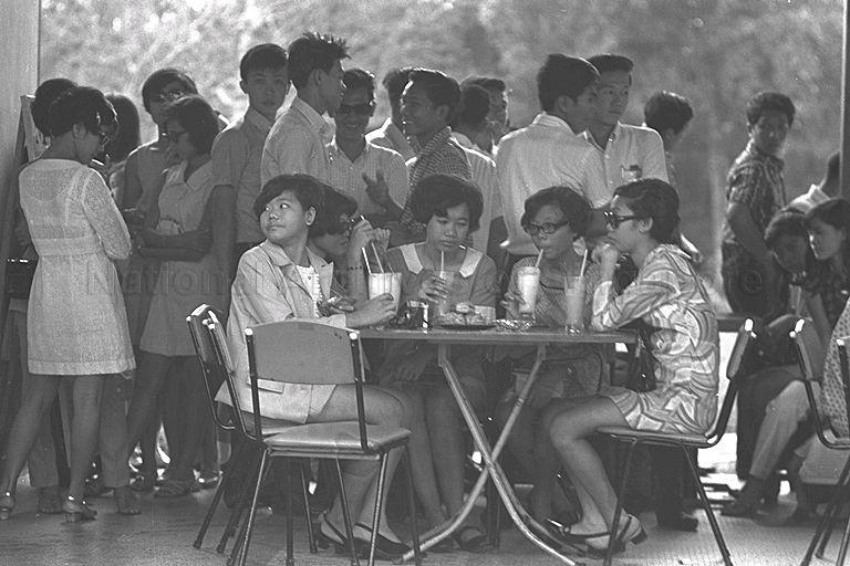 PEOPLE TAKING A TEA-BREAK AT MACRITCHIE RESERVOIR DURING