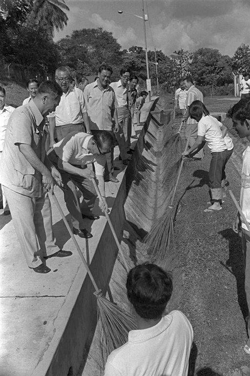 MINISTER FOR FINANCE HON SUI SEN (SECOND FROM LEFT) TOOK