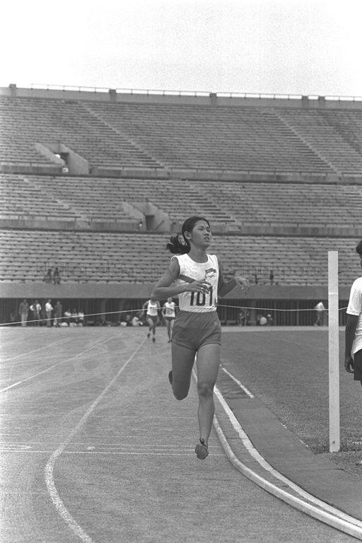 SINGAPORE ATHLETE CHEE SWEE LEE WINNING THE 800 METRES IN A